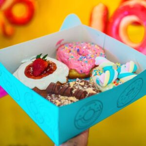 Grande São Paulo ganha a maior loja temática de donuts do Brasil. Veja imagens