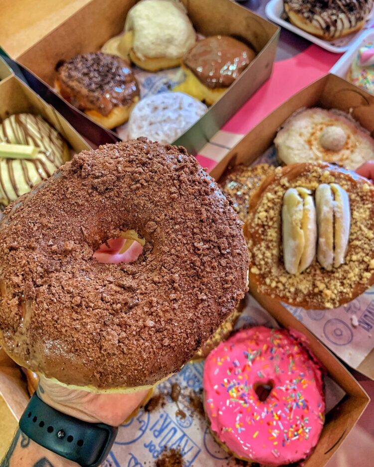 Grande São Paulo ganha a maior loja temática de donuts do Brasil. Veja imagens