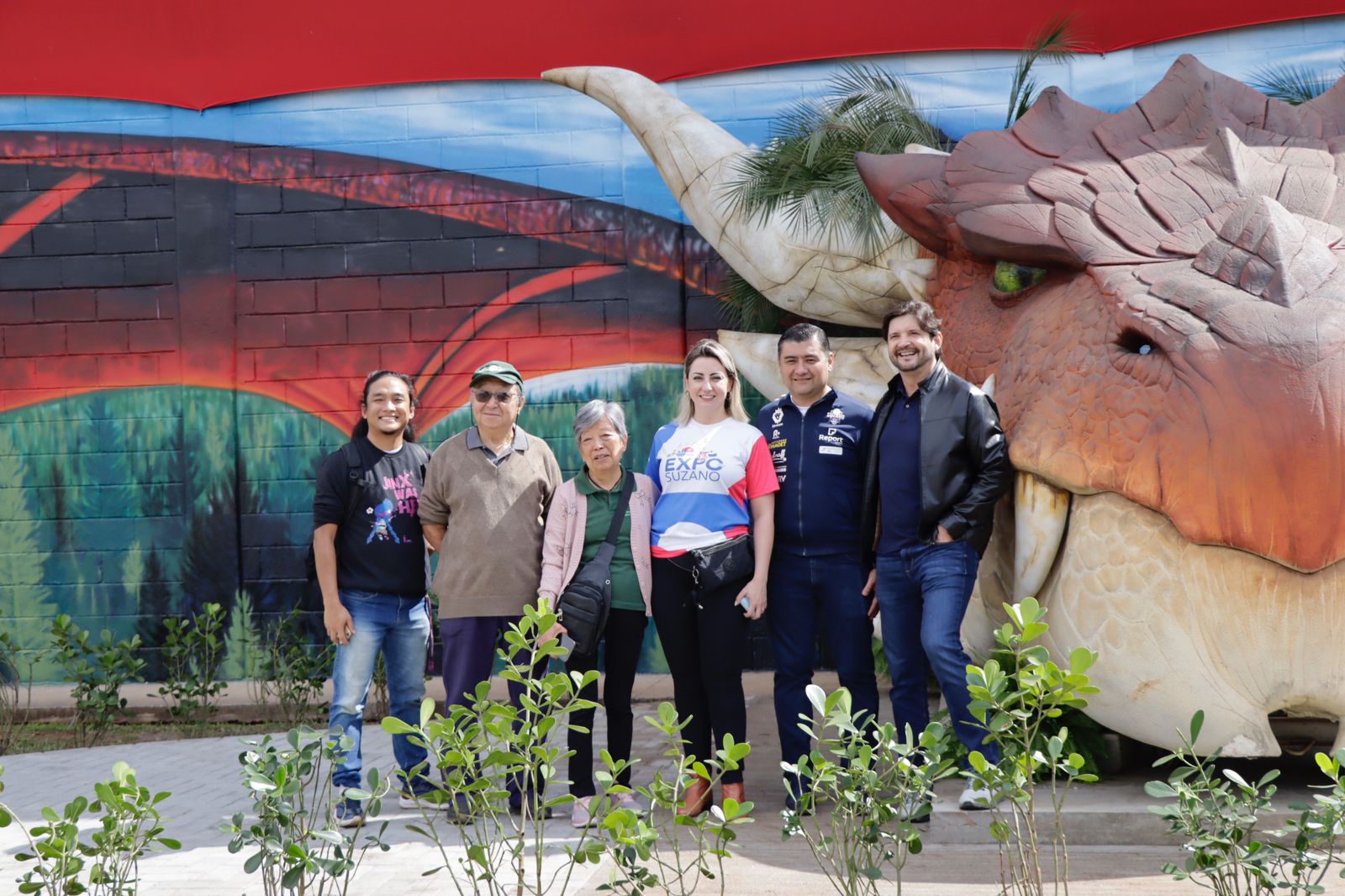 Presente de aniversário: Escultura de dragão gigante é inaugurada no ...